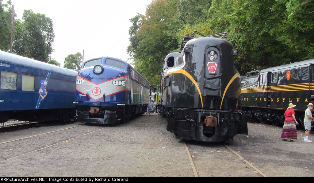 E8A 4253 and GG1 4879